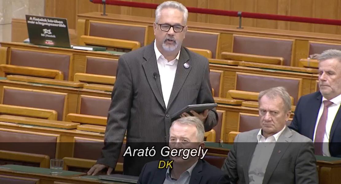 Arató Gergely szembesítette a kormányt a Szőlő utca ügyében tett ...